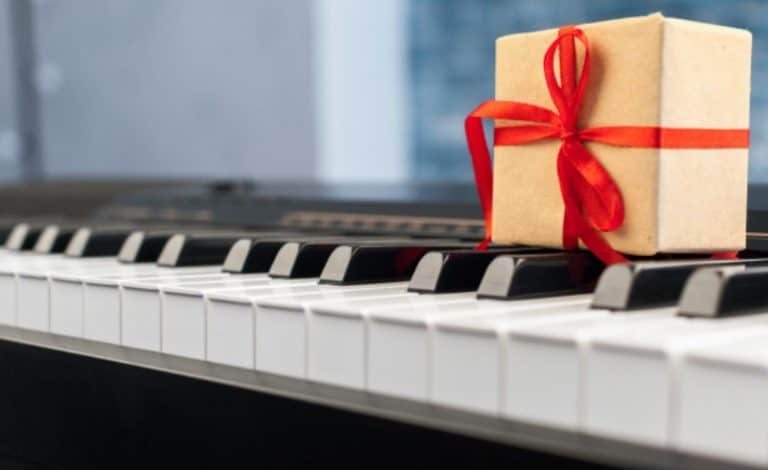 30 Best Gifts For Piano & Keyboard Players In 2025 (+3 To Avoid)